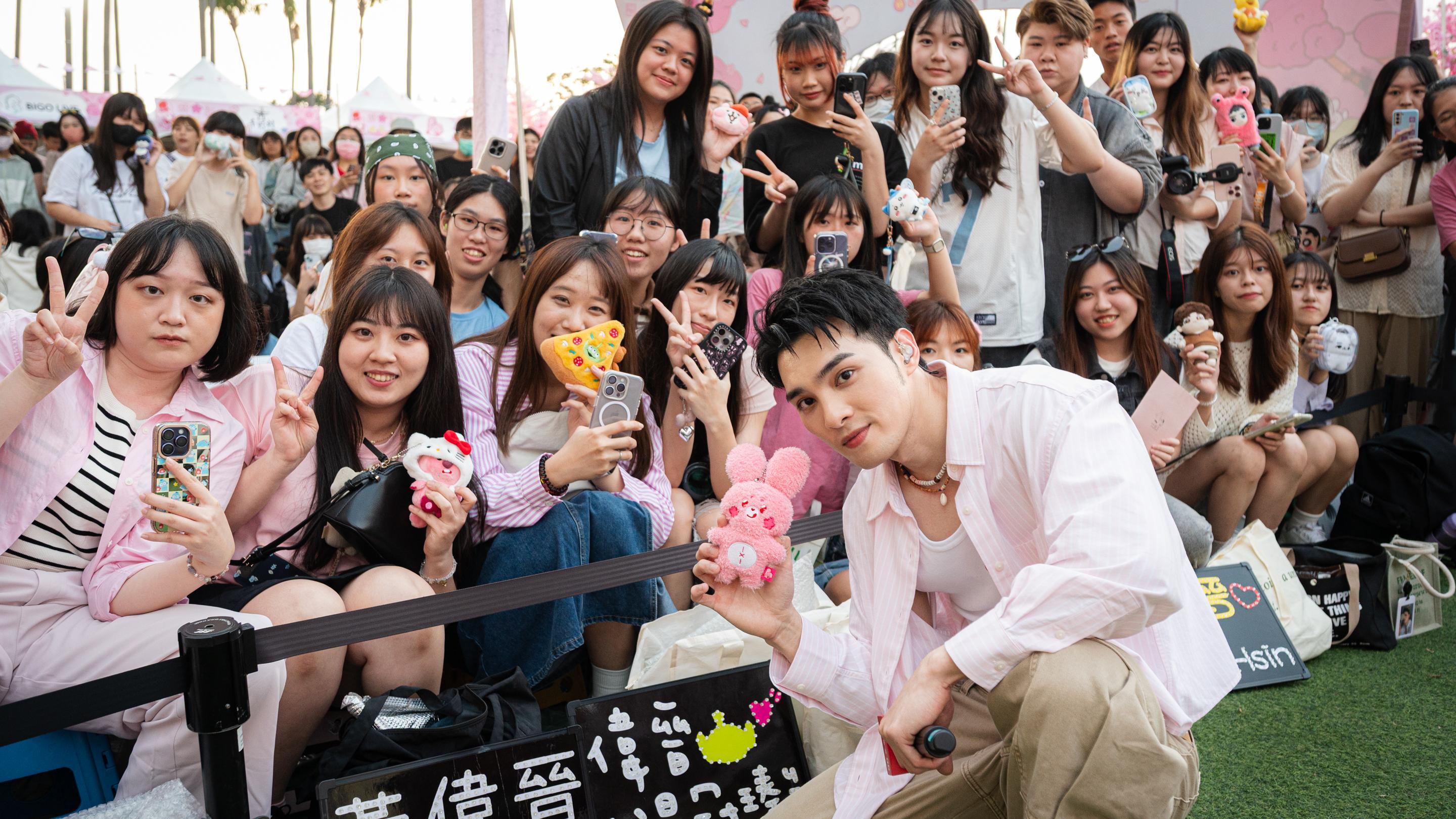 楊奇煜和ARKis 跟 F.F.O同台笑稱「留飯碗給我們原子中年」! 春季年度盛事「夢時代粉紅野餐日」 20組知名藝人熱情演出嗨爆夢時代 - 文章 - Dream & Hunter - 獎金獵人